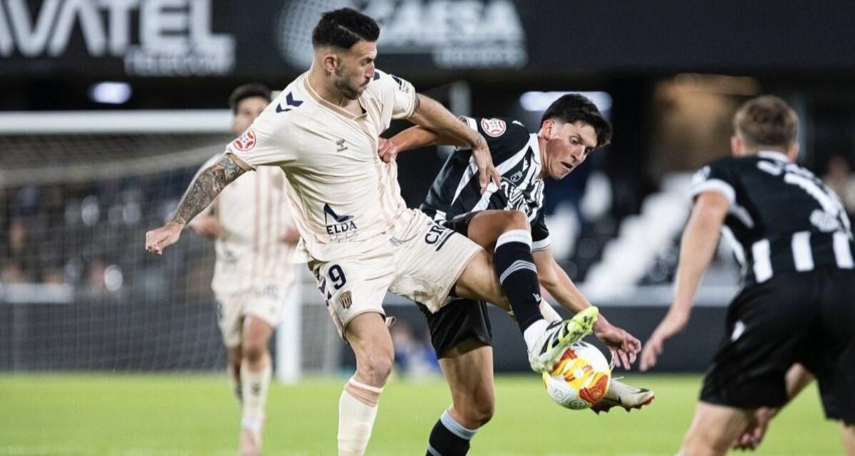 El Eldense gana y alcanza la zona de promoción de ascenso