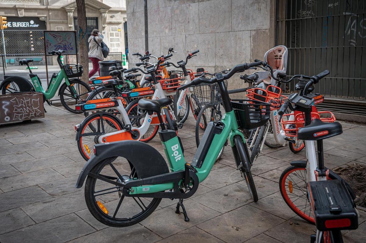 Bicicletas compartidas ocupan estacionamientos públicos de Barcelona ...