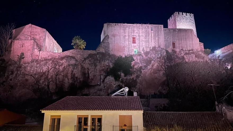 Así luce el Castillo de Buñol cuando cae la noche - Levante-EMV