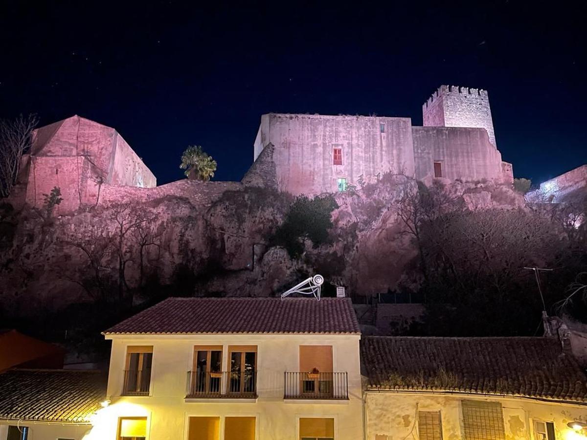 Así luce el Castillo de Buñol cuando cae la noche