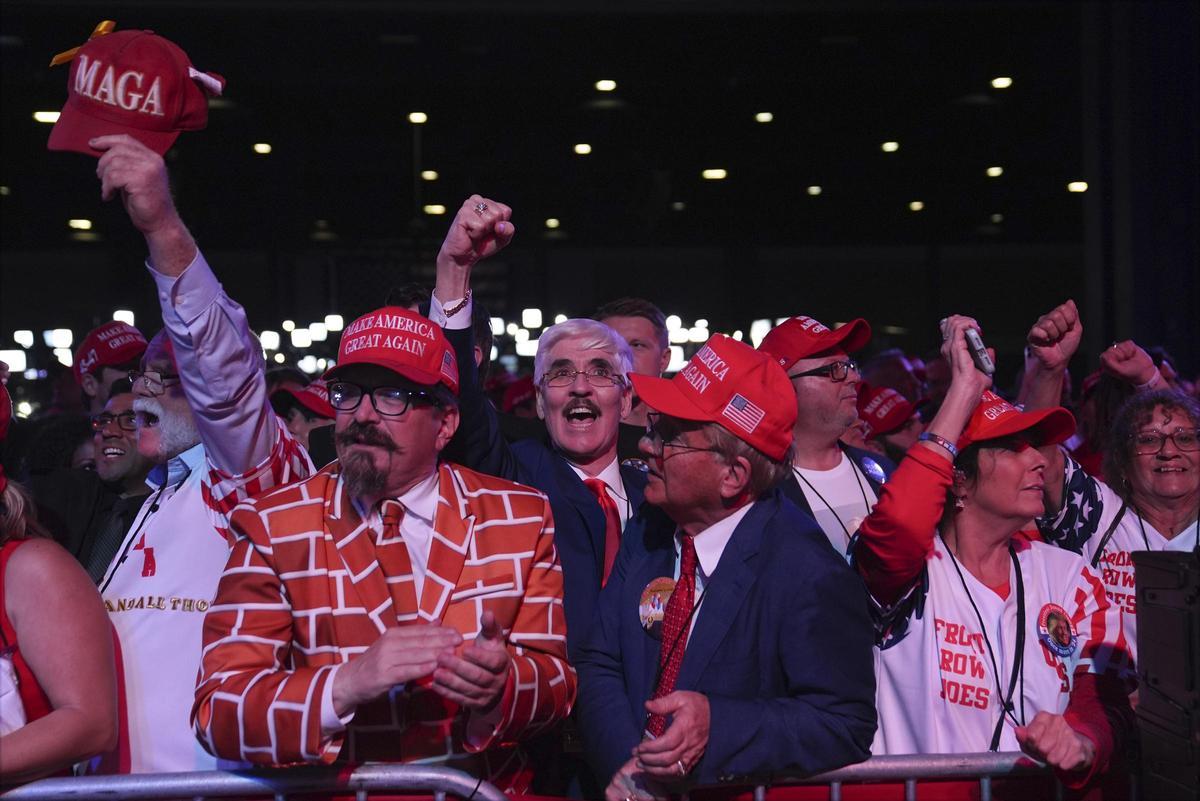 Ambiente festivo en el cuartel general de Donald Trump en Palm Beach ...