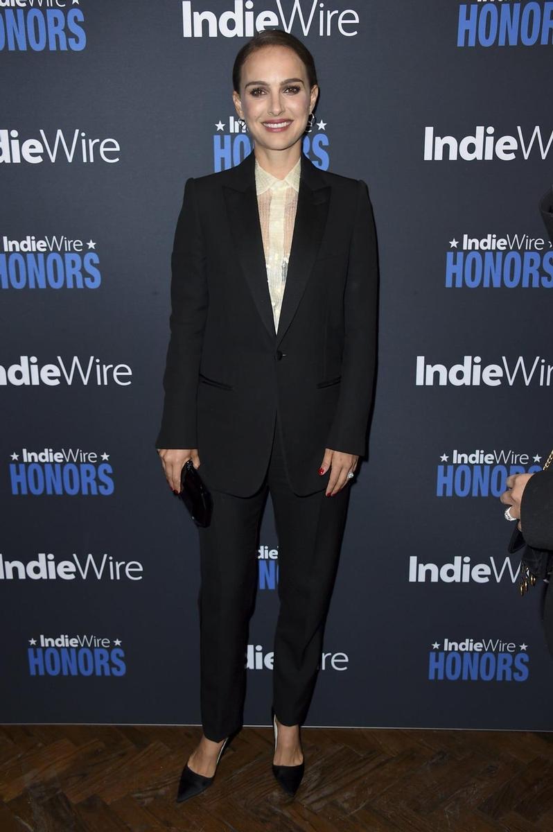 Natalie Portman se une a la moda de los looks masculinos para ir a ...