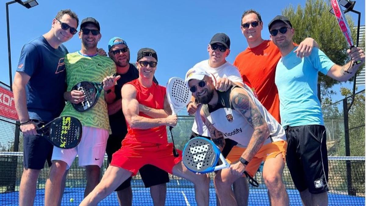 FC Barcelona | Lewandowski desconecta jugando al padel