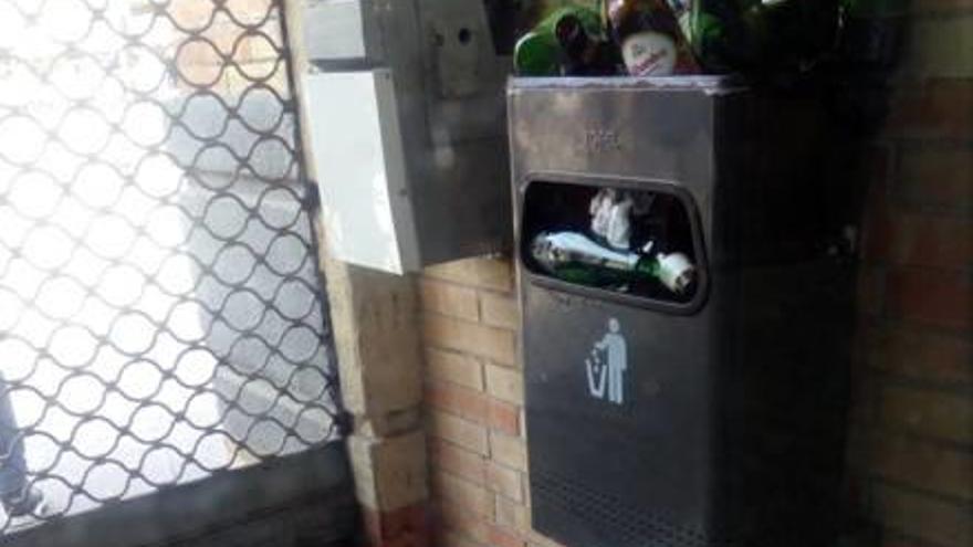 Papeleras llenas de botellas y aseos «como de discoteca» - Información