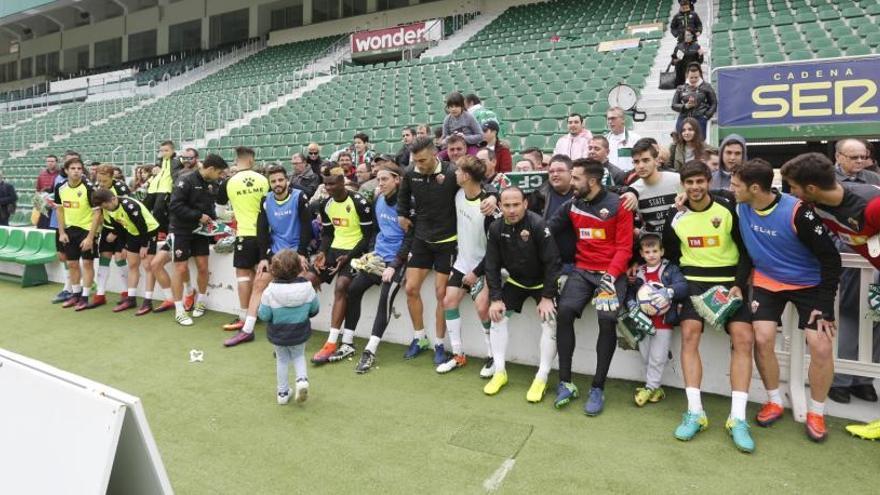 La plantilla del Elche reparte bufandas a los niños al final del entrenamiento