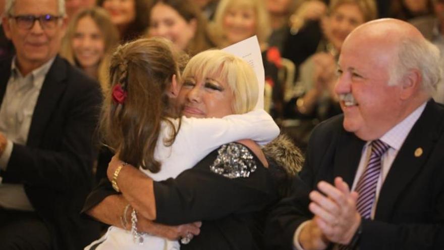 María Luisa Cobos recibe el homenaje de toda la familia de la AECC en ...
