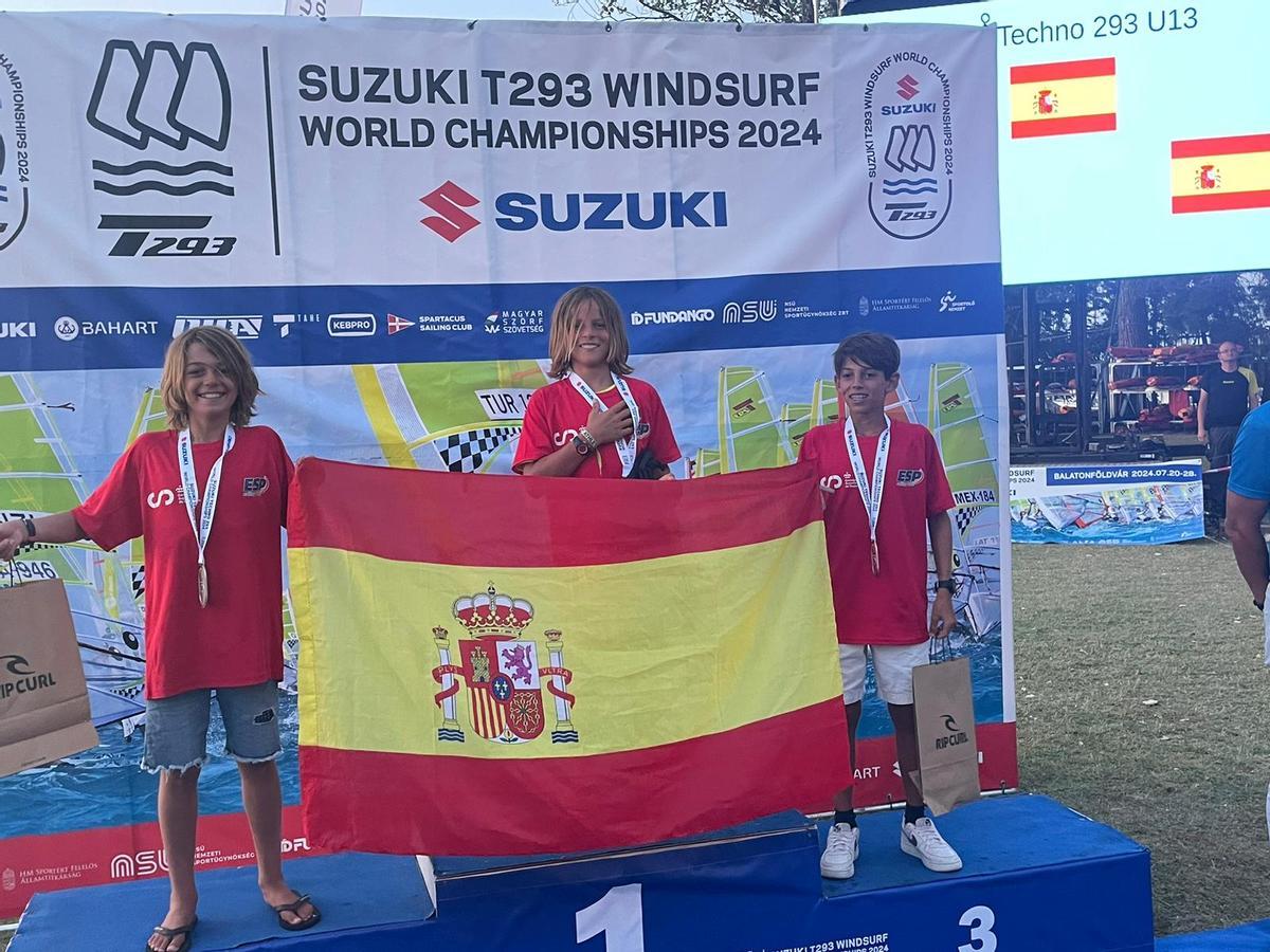 Vela | Tres mallorquines copan el podio del Mundial de windsurf sub-13