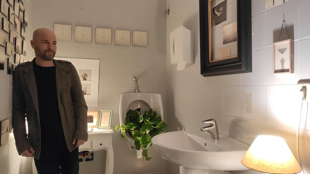César Blay expone "en el váter" del Casal Jaume I de Gandia