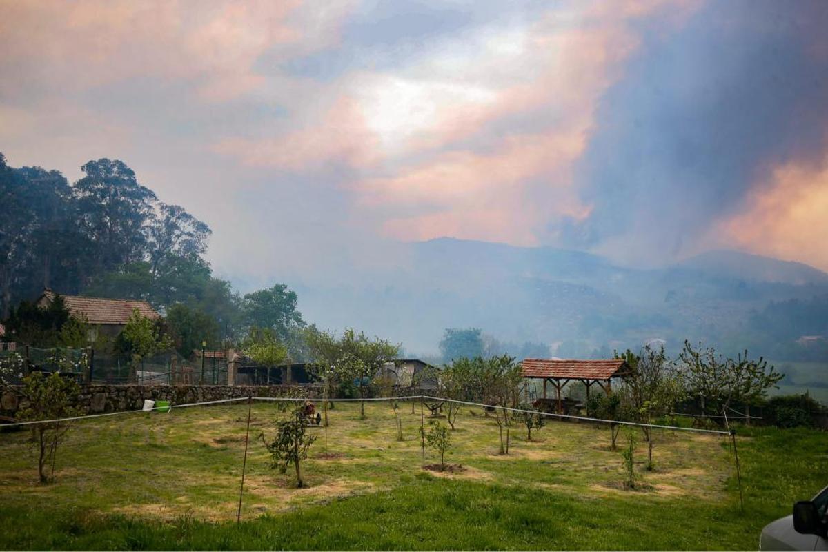 Arde la sierra del monte Galleiro, en Ponteareas