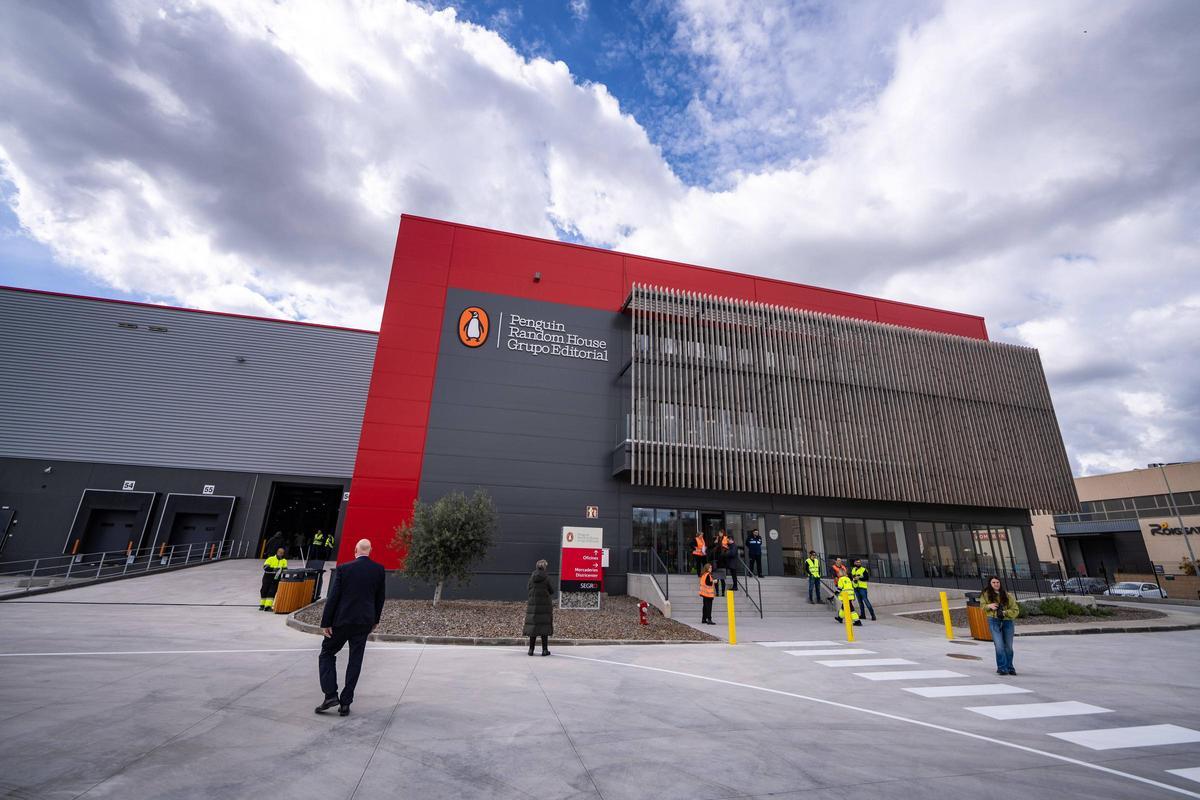 Visita al nuevo centro de distribución de la editorial Penguin Random ...