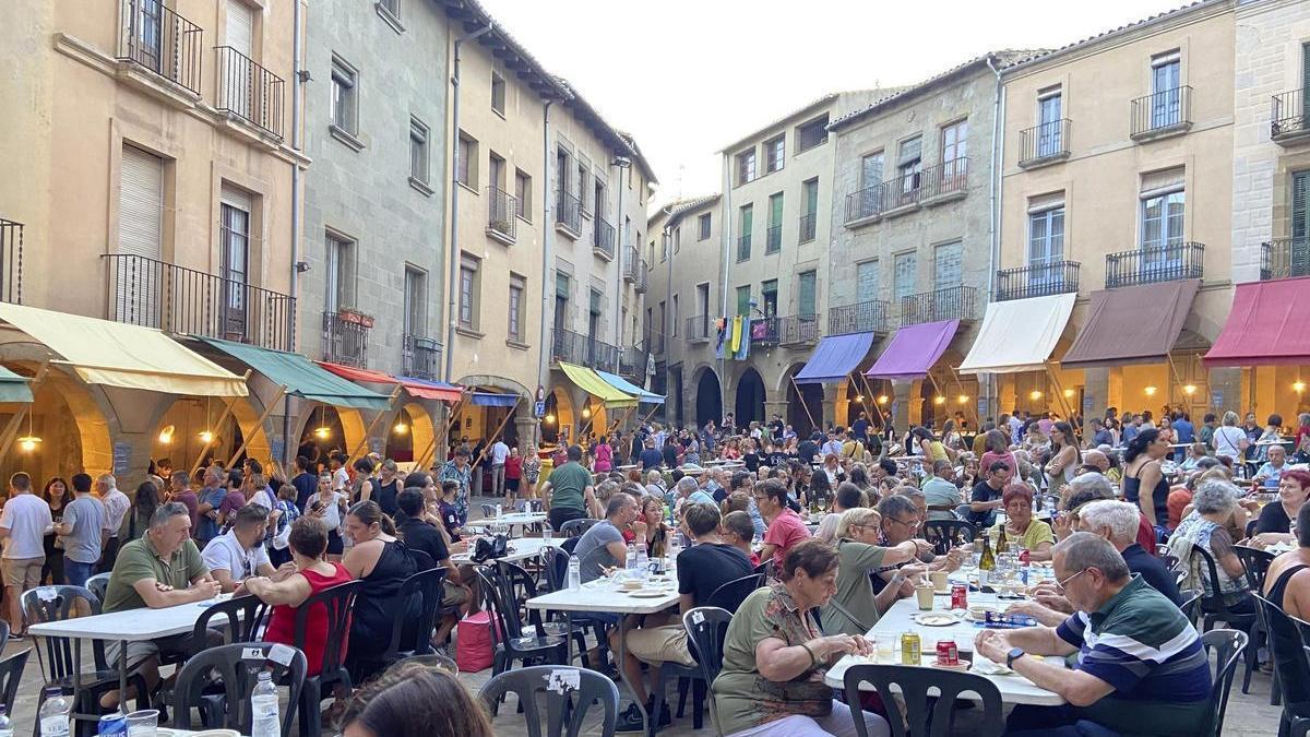 La 8a edició del Tasta a la plaça atrau centenars de comensals a Calaf ...