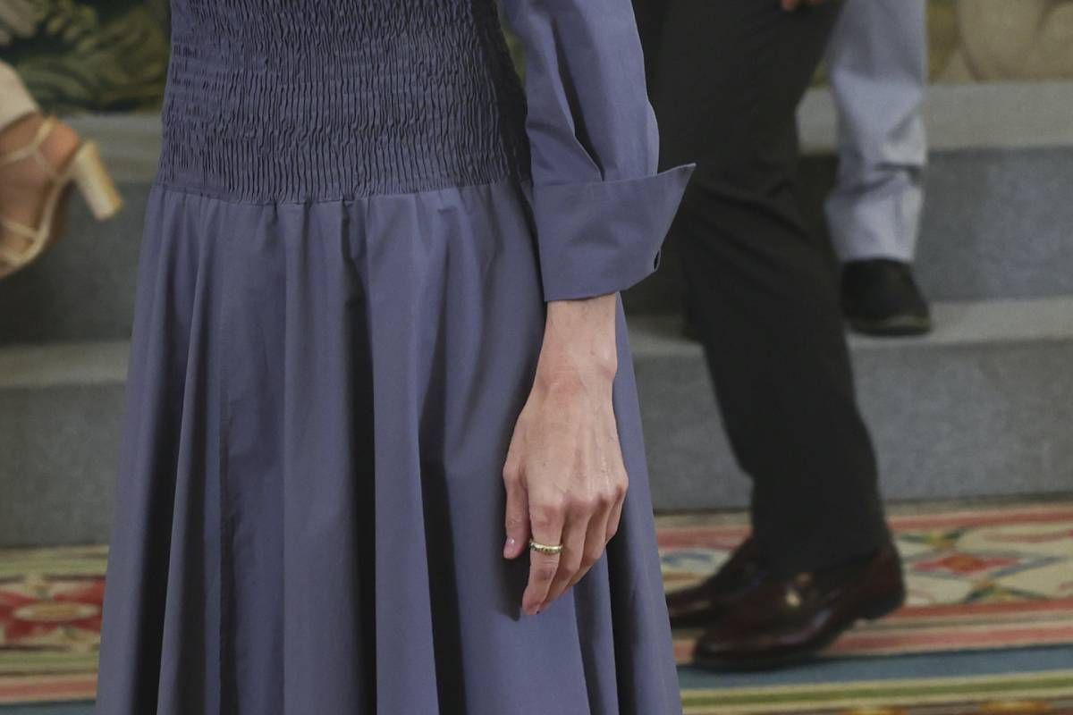 REINA LETIZIA | El vestido con efecto ‘cintura de avispa’ de la reina ...