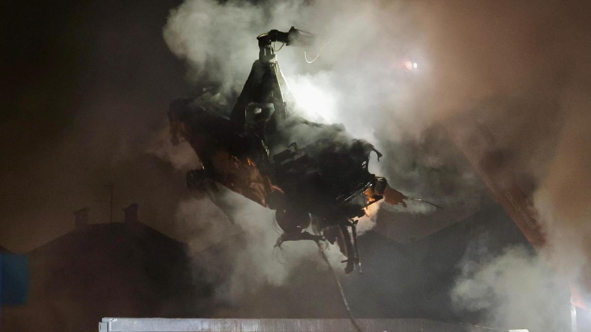 Los bomberos sofocan un incendio en una campa de coches en Catarroja