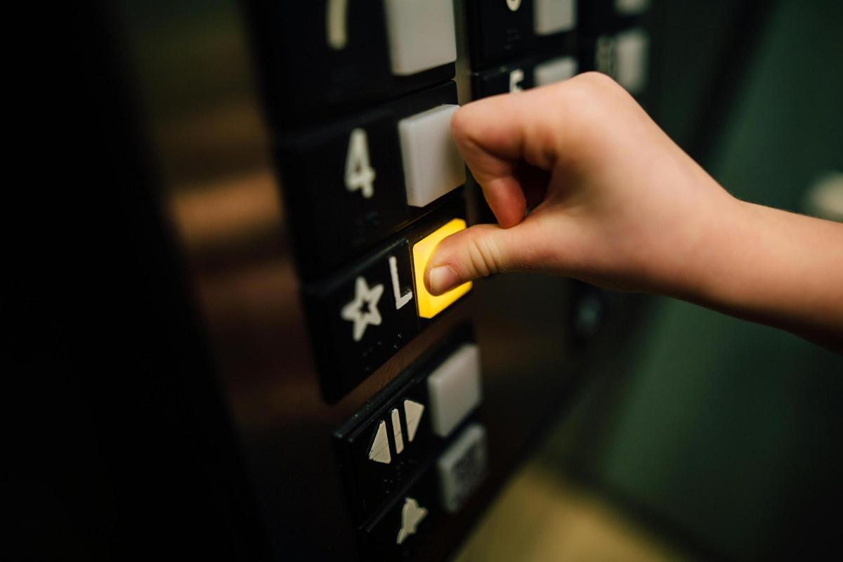 Adiós a la alarma del ascensor: la ley obliga a instalar un sistema de ...