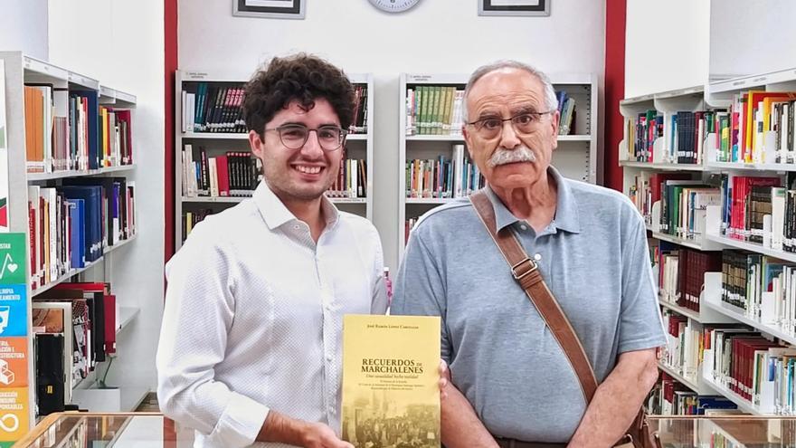 J. Ramón López Carceller dona un ejemplar de su libro a la biblioteca ...