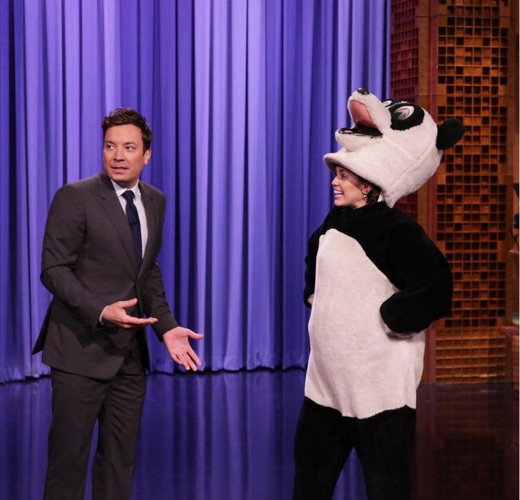 Miley Cyrus se disfraza de 'Hashtag The Panda' - Woman