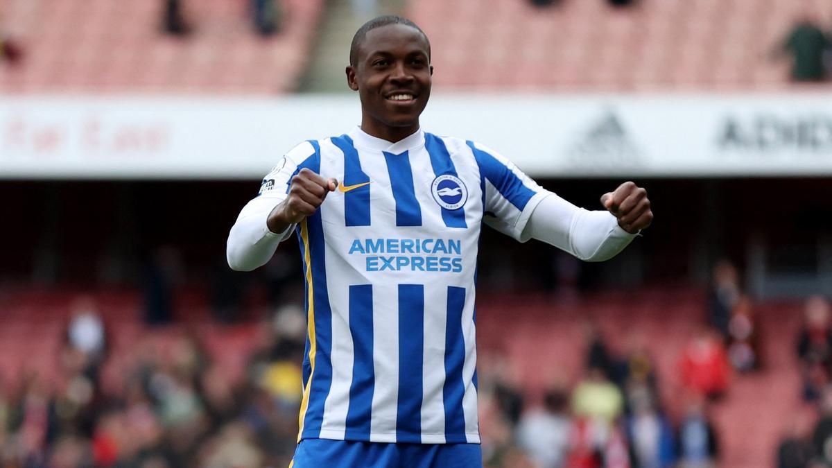 Mwepu, del Brighton, deja el fútbol por un problema cardíaco