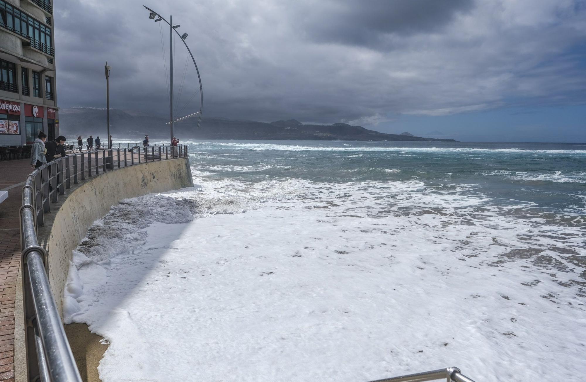 FOTOS: Marea alta en la playa de Las Canteras (11/03/24)