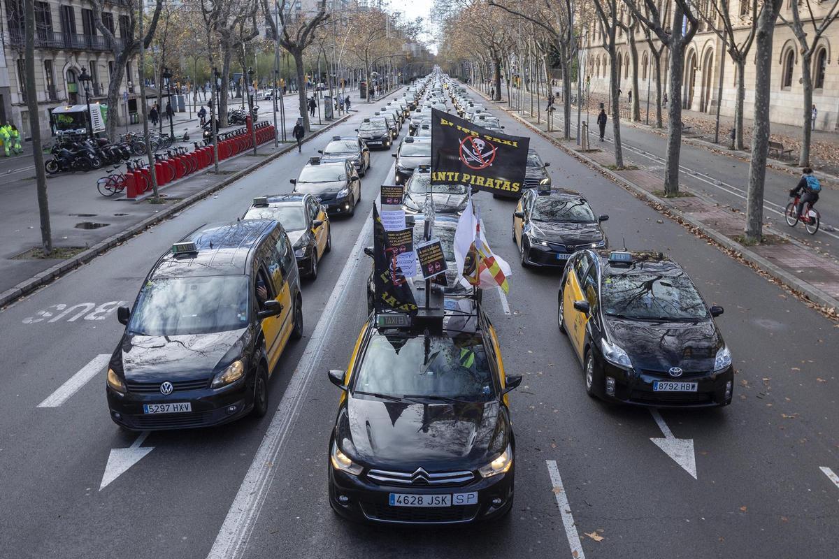 Marcha lenta de taxis en Barcelona | FOTOS