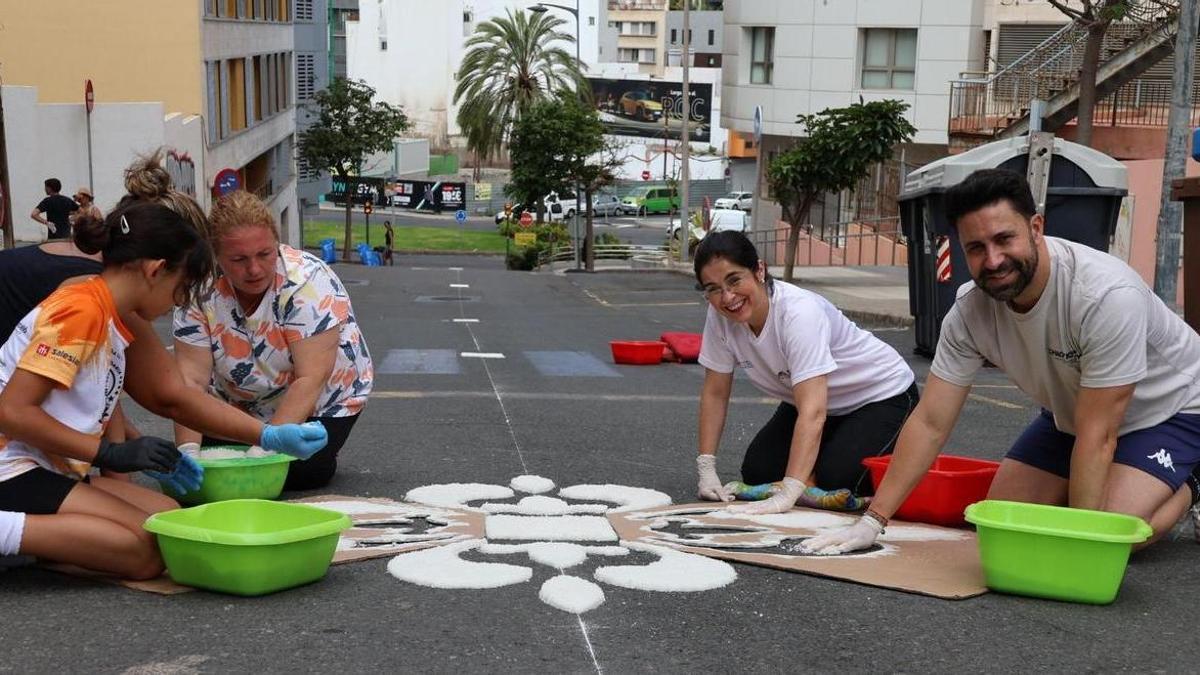 Carolina Darias participa en la elaboración de alfombras de sal en la ...