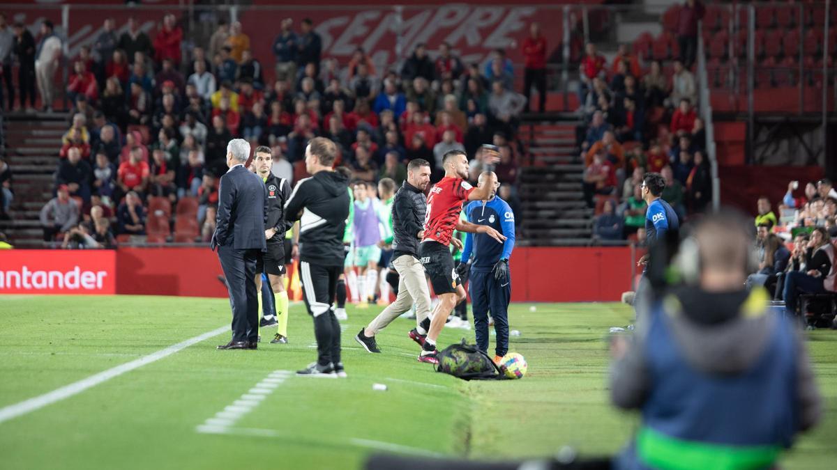 Copete lanzó sus espinilleras al técnico del VAR tras su expulsión en ...