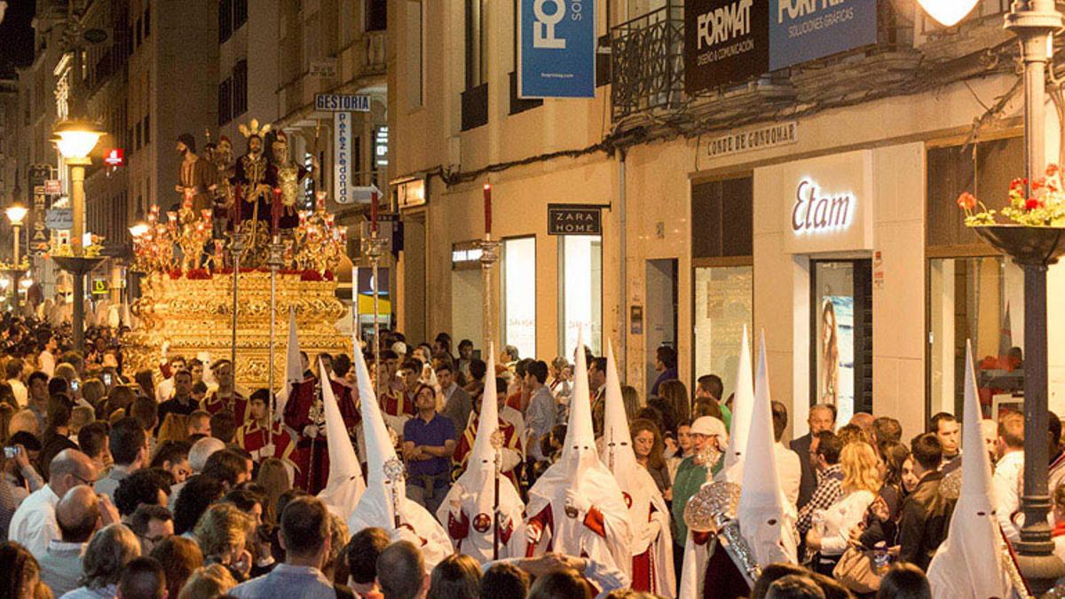 Un activista intenta sabotear una de las procesiones de la Semana Santa ...