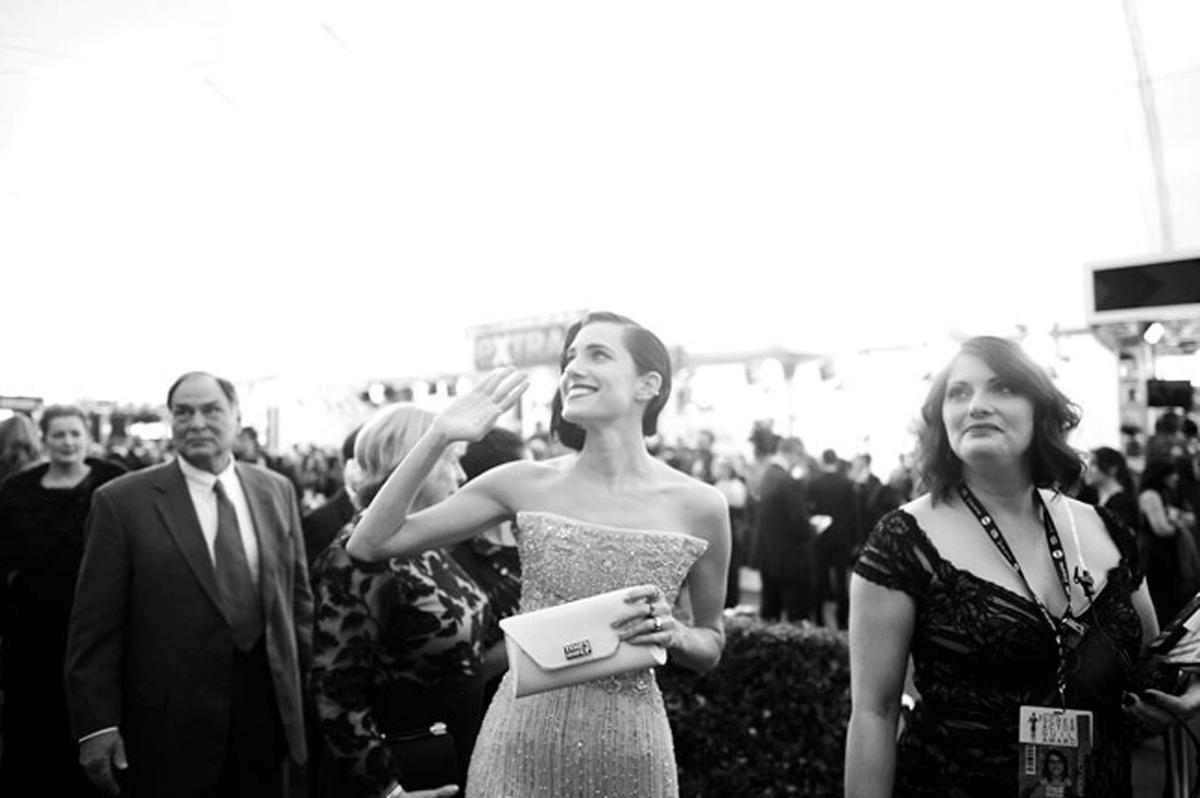 El look años 20 de Allison Williams en los SAG 2018 - Woman