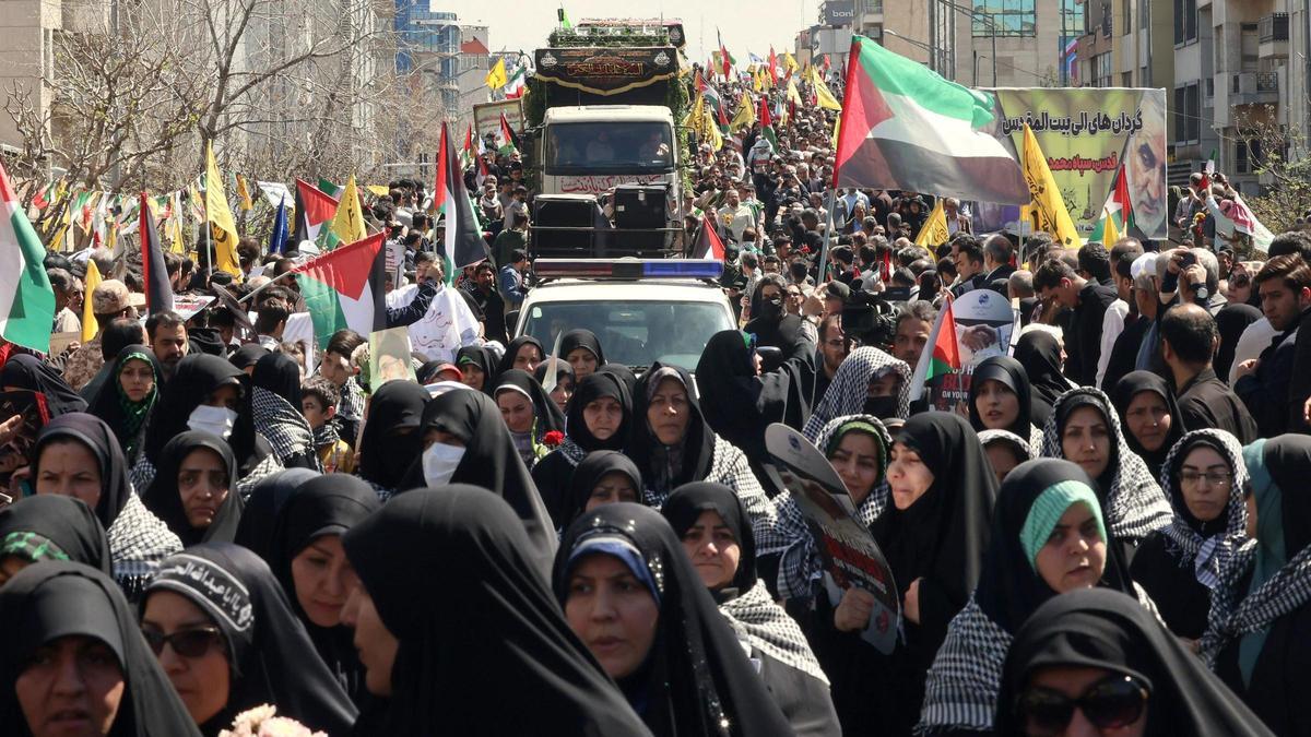 Decenas de miles de iraníes claman venganza contra Israel por el ataque ...