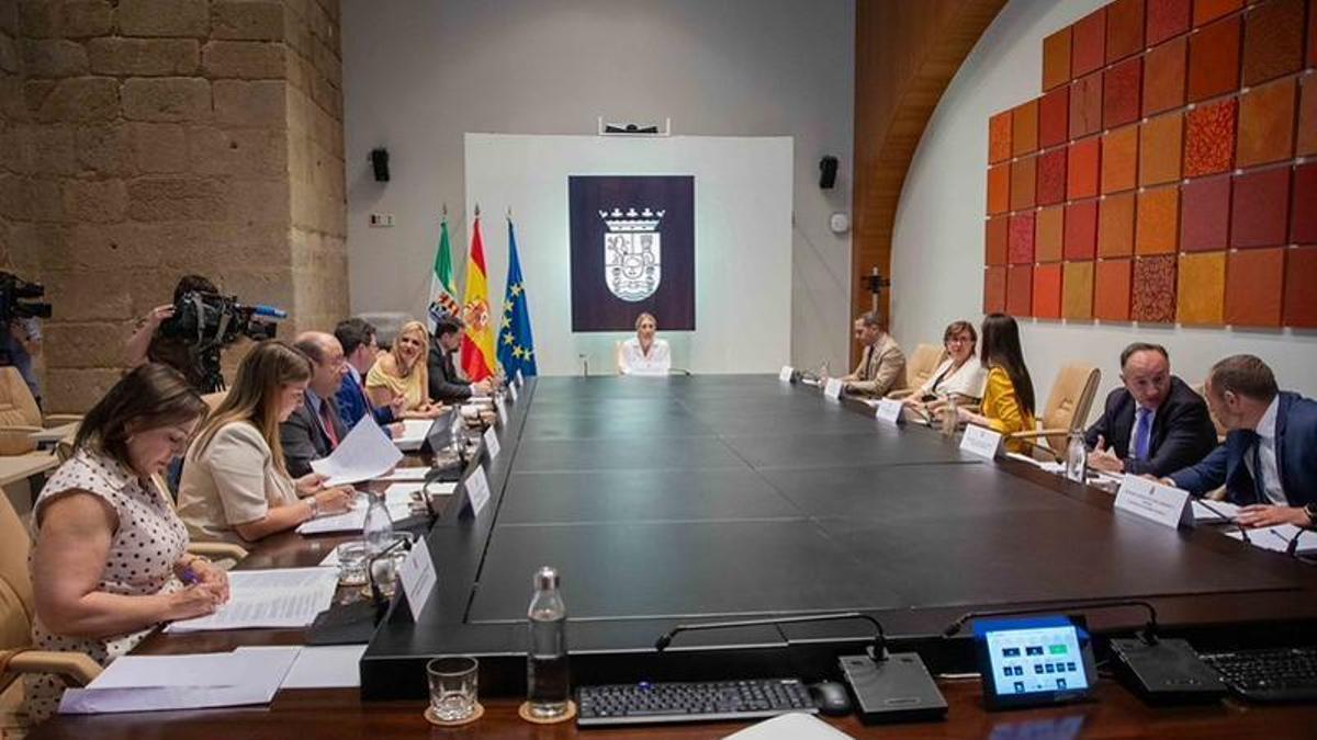 PP y Vox elevan a 44 los altos cargos nombrados en la Junta de Extremadura