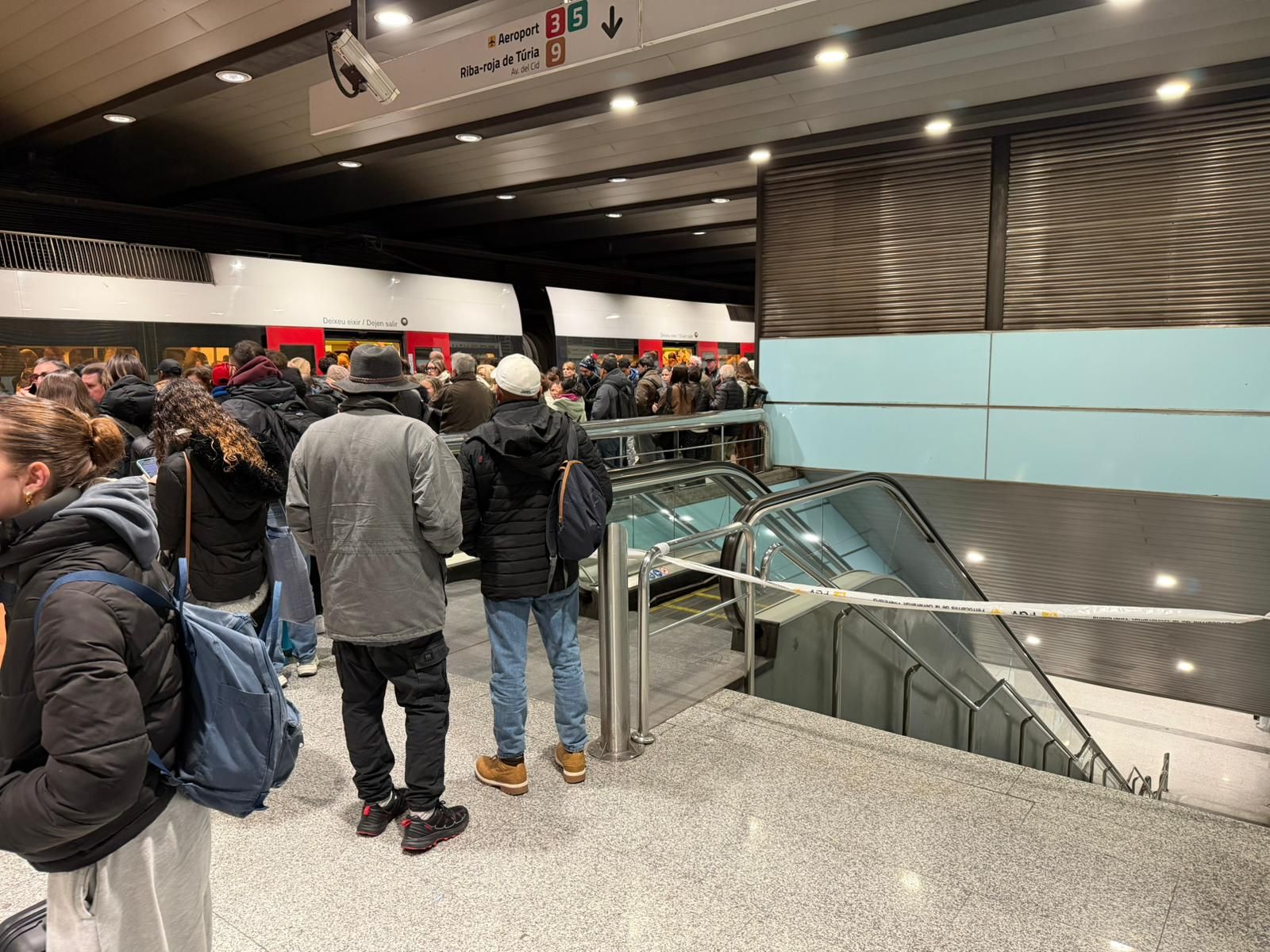 Andenes a rebosar en el metro en el primer día de vuelta tras las ...