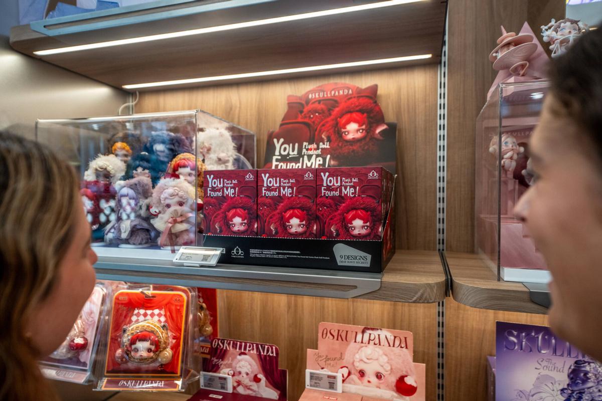Apertura de la tienda Labubu en Barcelona: largas colas y furor por los ...