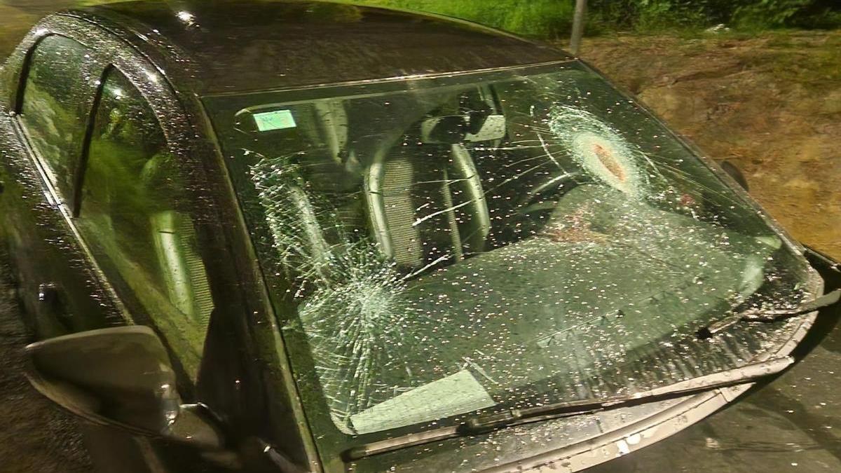 Un home decapita el seu pare i llança el cap contra diversos cotxes a ...