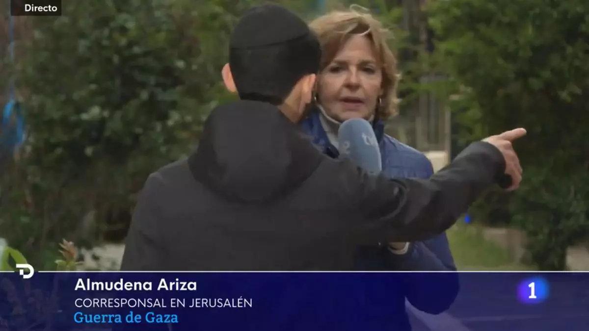 Varios hombres interrumpen un directo de Almudena Ariza (TVE) desde ...