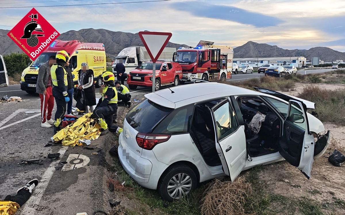 Cuatro heridos, dos de ellos graves, tras un aparatoso accidente en la N-340 a su paso por Cox