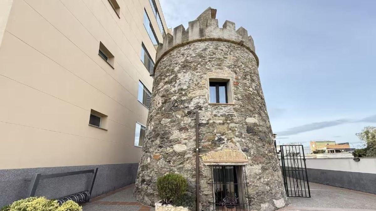 La torre de vigilància contra pirates que avui és un apartament ...