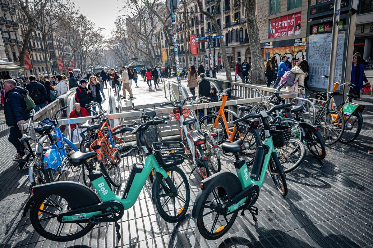Las bicicletas de ‘sharing’ acaparan plazas de aparcamiento público en ...