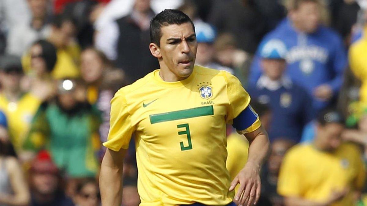 El defensa brasileño Lúcio se retira del fútbol