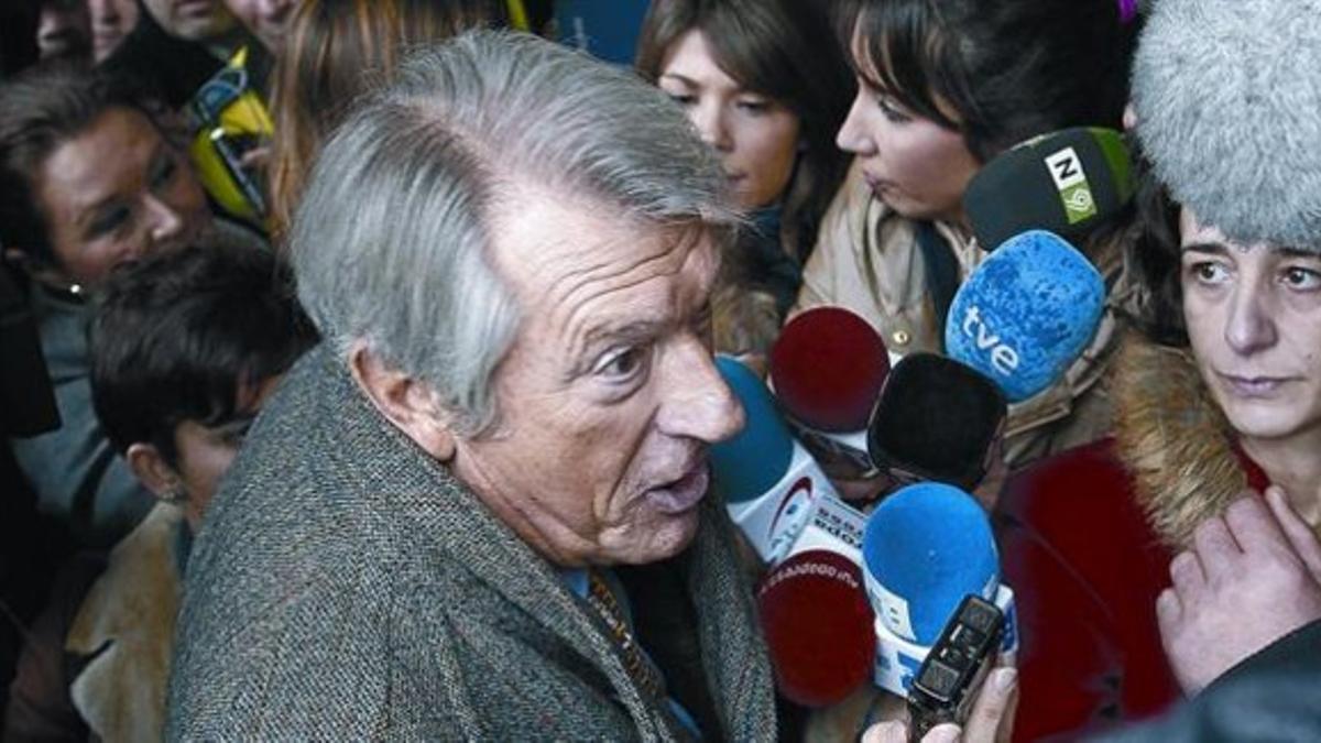 El doctor Cabeza monta un 'show' tras declarar por un 'bebé robado'