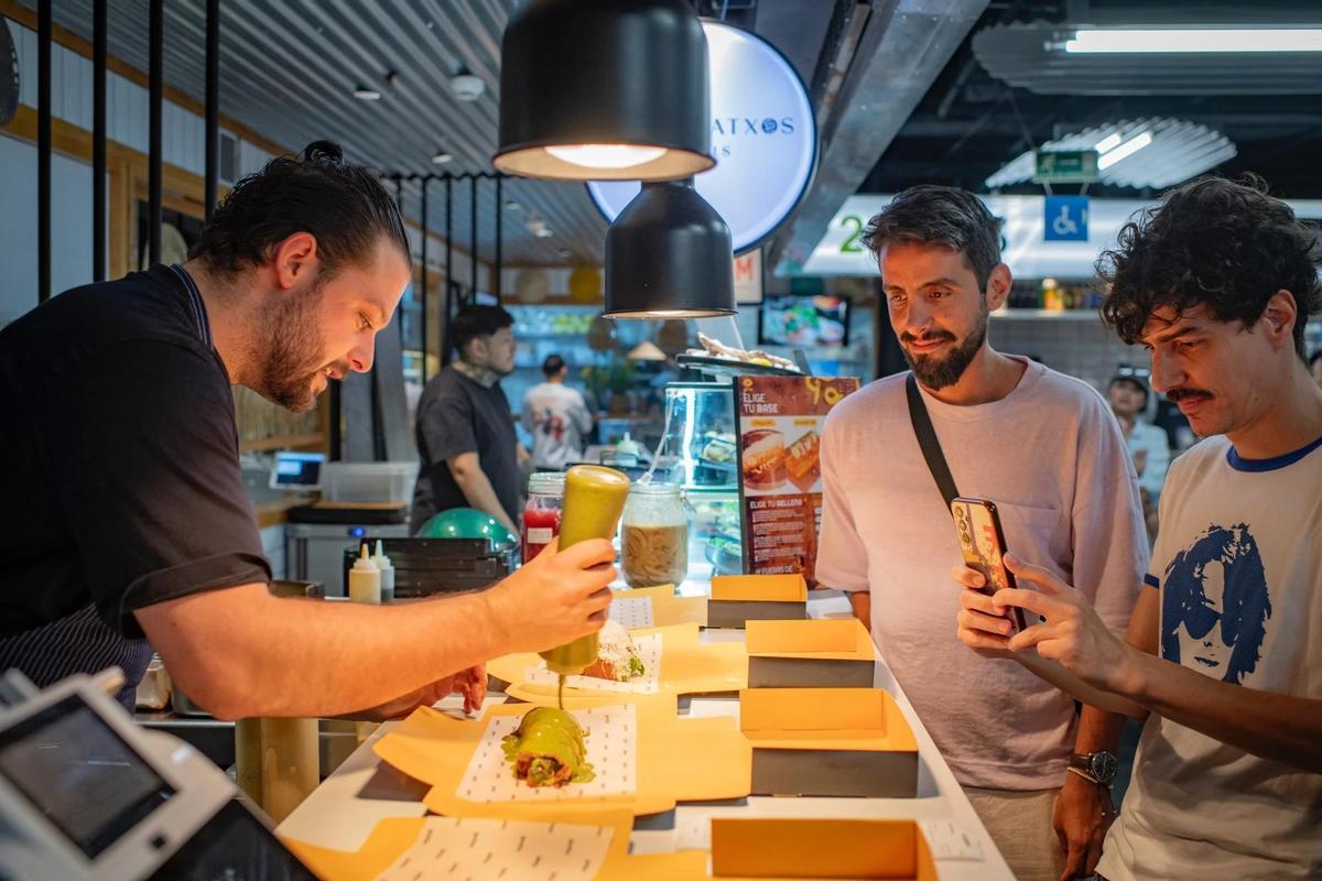 El cocinero de Chueca que se ha ganado la confianza de Bad Bunny y ...