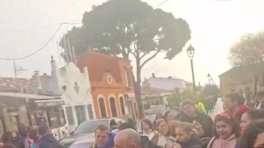 Manifestación en la puerta del CEIP Fernando Feliú (Gerena) para ...