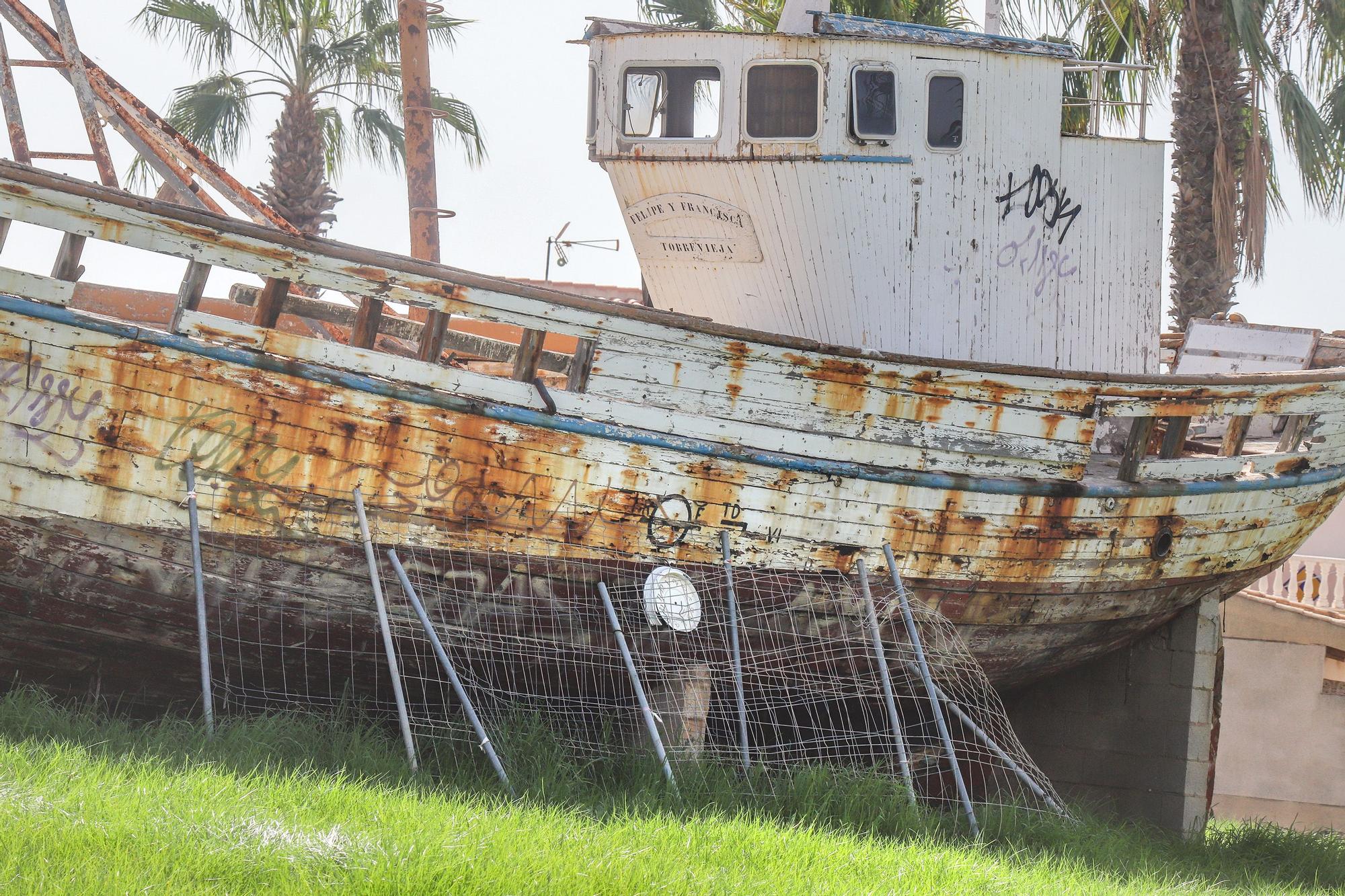¿Qué hace este barco pesquero de 15 metros de eslora en una rotonda de ...