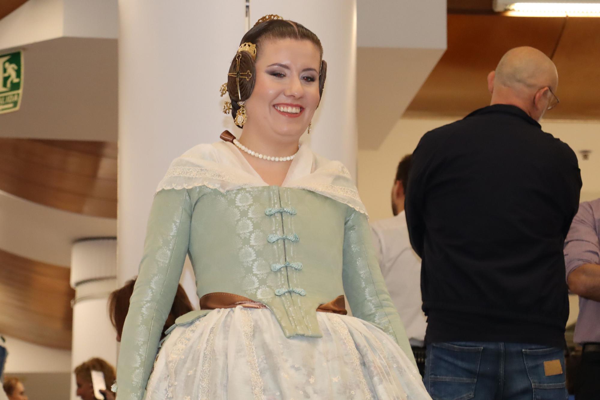 Primer baño de multitudes para Laura, Paula y la corte 2023 con las ...