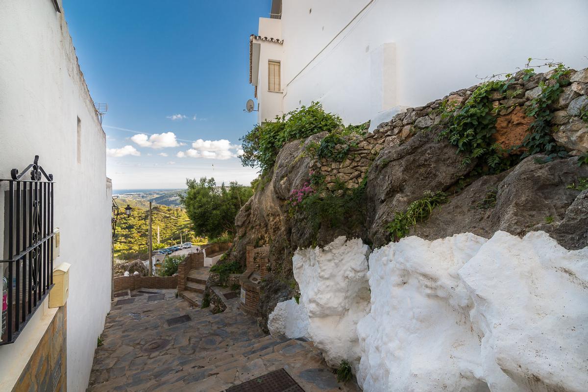 El pueblo de Málaga que pasó de ser fundado por Julio César y ver nacer ...