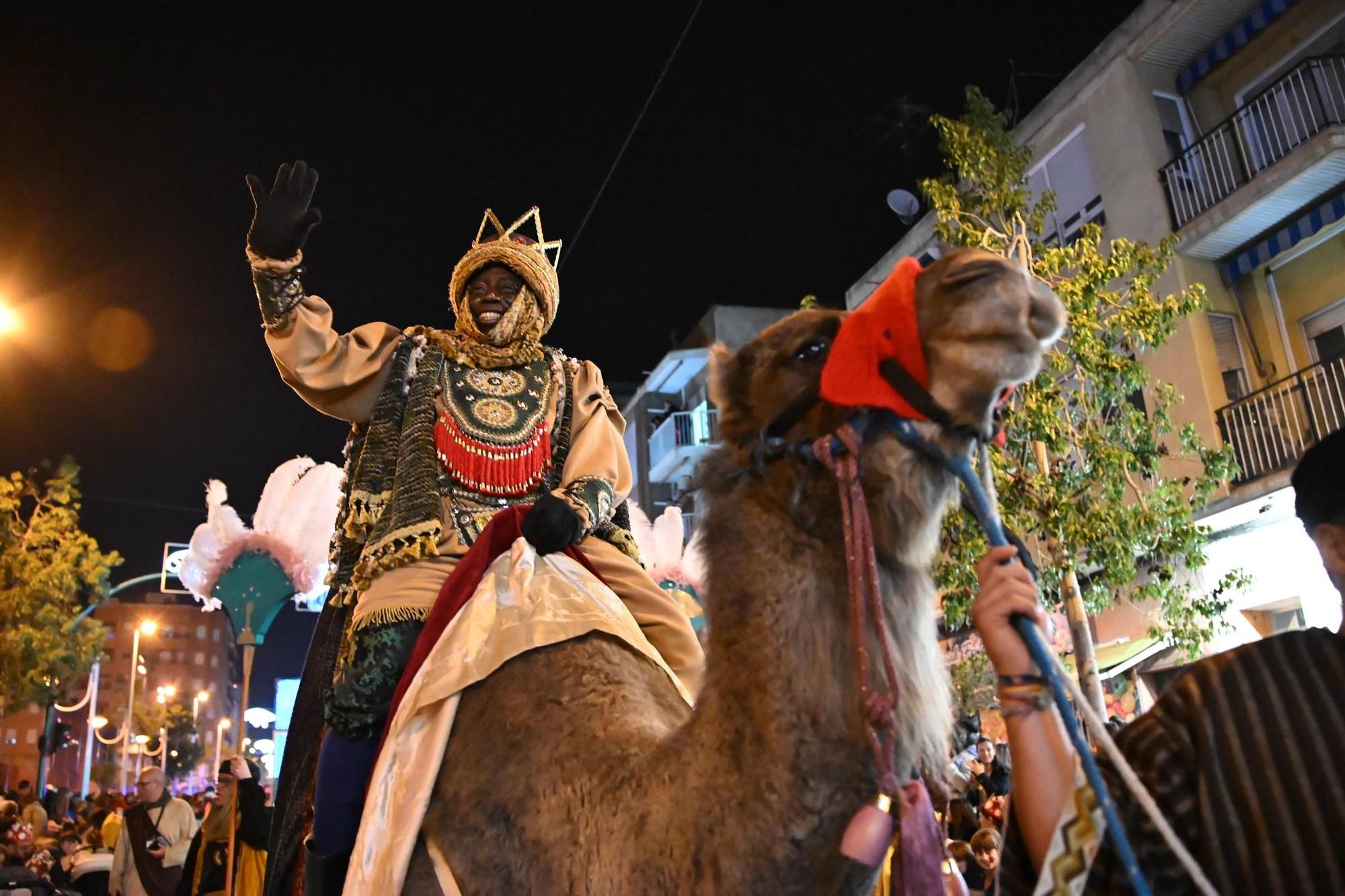 Los Reyes Magos llenan las calles de Elche de ilusión