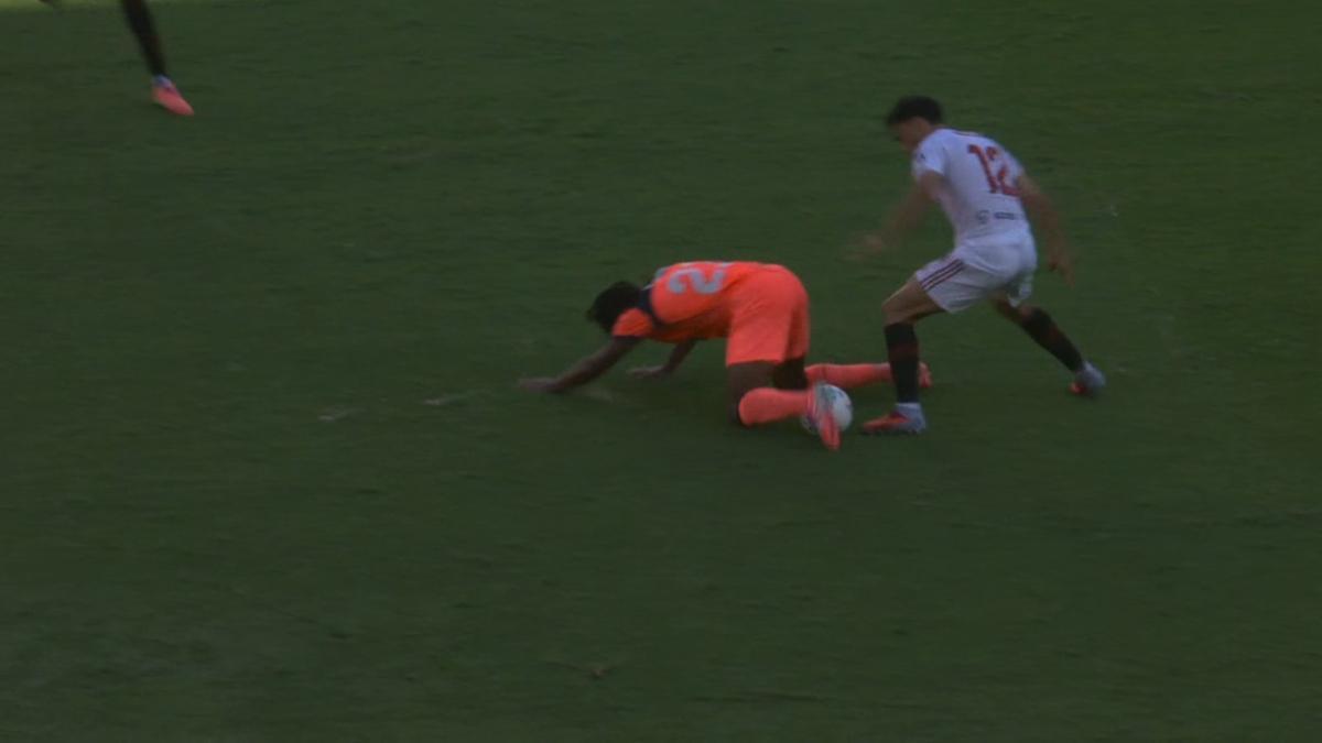 Sigue el escándalo arbitral: ¡Falta clara del sevillista Suazo a Koundé ...