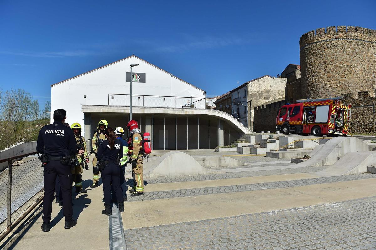 Fotogalería | Susto al salir ardiendo un colchón en el parking del ...