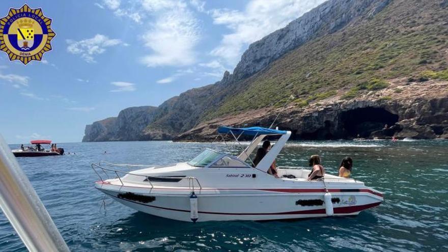 Barcas de recreo echan el ancla en los fondos protegidos de la Cova Tallada