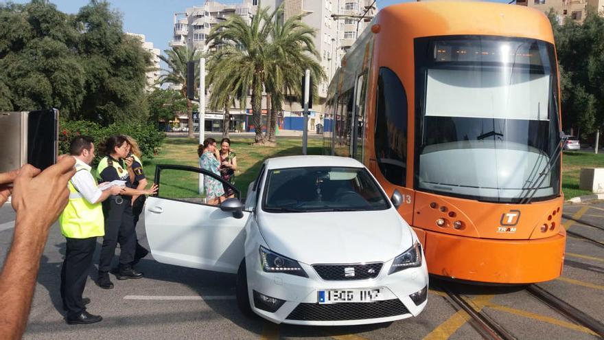 Un vehículo choca con el TRAM y obliga a a cortar la circulación