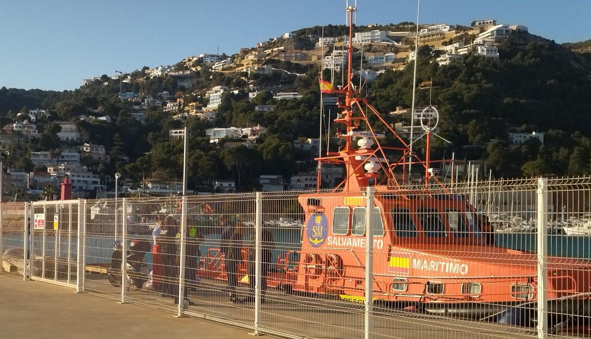 Rescatan a un parapentista que ha caído al mar junto al acantilado del ... Rescatan a un parapentista que ha caído al mar junto al acantilado del ...