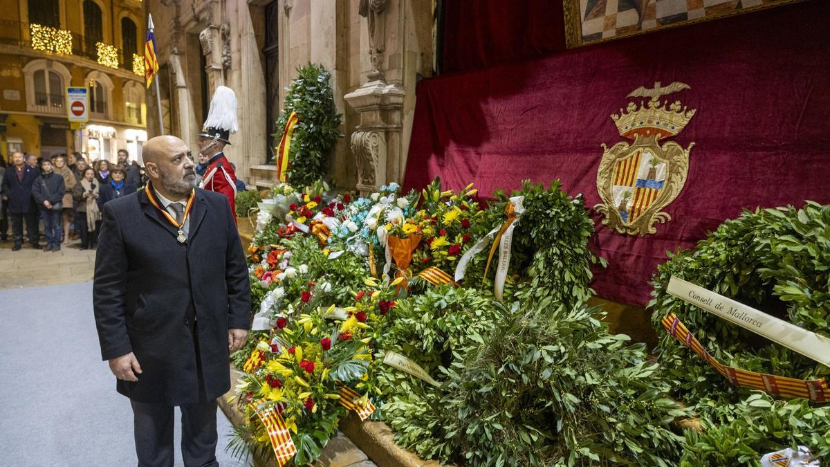 Ofrenda floral Jaume I | Respeto y normalidad en la ofrenda floral al ...